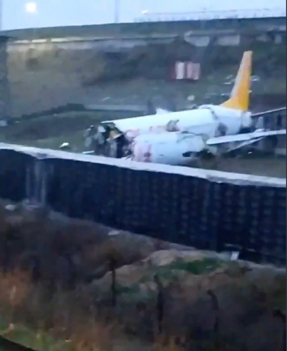 Pegasus Airlines Plane Crash Lands In Istanbul Turkey, Breaks into two ...