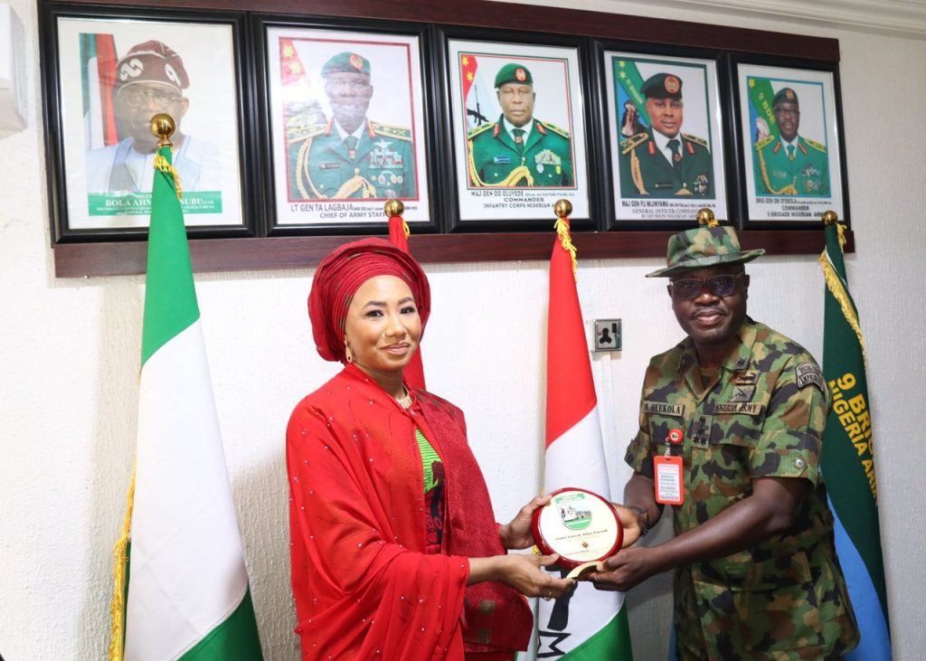 Commander 9 Brigade Hosts NAOWA Chairperson, Empowers Widows | Kanyi Daily News