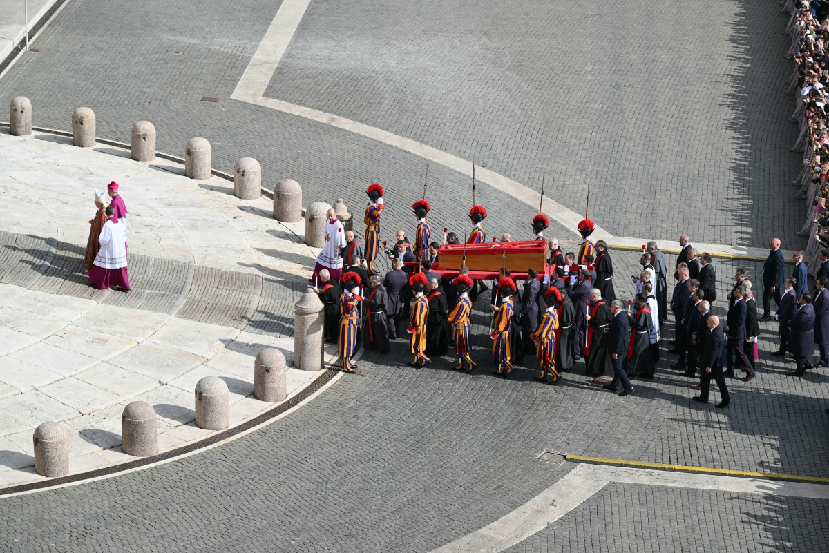 Pope Francis’ Coffin Carried To Saint Peter’s Basilica In Solemn ...